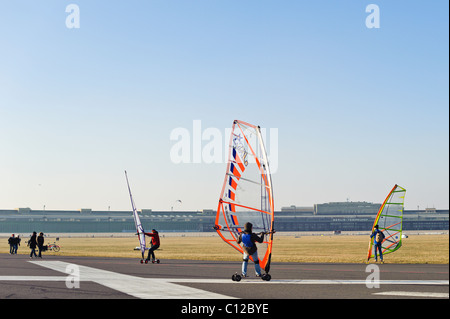 Windskaters am Tempelhofer Park, ehemaliger Flughafen Tempelhof, Berlin ...