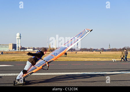 Windskaters am Tempelhofer Park, ehemaliger Flughafen Tempelhof, Berlin ...