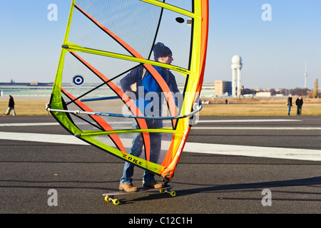 Windskaters am Tempelhofer Park, ehemaliger Flughafen Tempelhof, Berlin ...