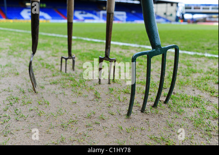 Gabeln und Gartengeräte stecken in den Boden für das Graben der ...