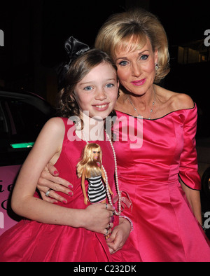 Annie Gribbin feiert ihren 50. Geburtstag mit einer Ikone Barbie unter ...