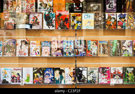 Regale aus einem Comic-Buch-Shop in Yeovil, Somerset Stockfotografie ...
