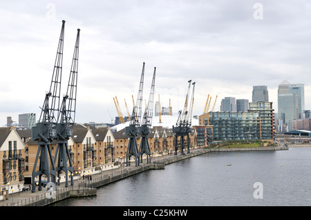 Kai vor Britannia Dorf mit alten Fracht Krane am Royal Victoria Dock ...