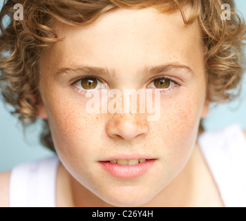 Ein kleiner Junge mit Sommersprossen und blonde Haare mit Gebärdensprache Stockfotografie - Alamy