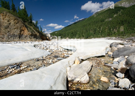 Landschaft mit Steinen und Eis. Sibirien. Ost-Sajan-Gebirge. Republik ...