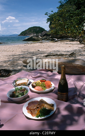 Picknick mit Wein am Strand am Meer. Romantisches Abendessen bei ...