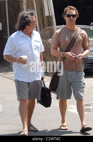 Matthew McConaughey und einen Freund zu Fuß ein Filmstudio in Los ...