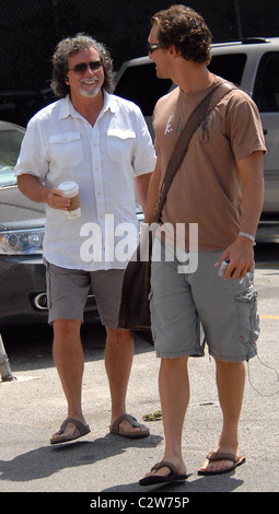 Matthew McConaughey und einen Freund zu Fuß ein Filmstudio in Los ...