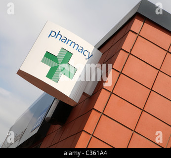 Apotheke-Schild mit Logo und grünes Kreuz Stockfoto, Bild: 26001075 - Alamy
