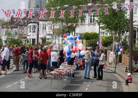Eine Straßenfest statt durch Nachbarn im Süden von London feiert die ...
