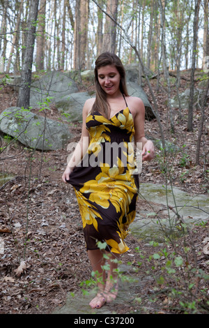 Hübsche Frau spazieren durch den Wald barfuß Stockfotografie - Alamy