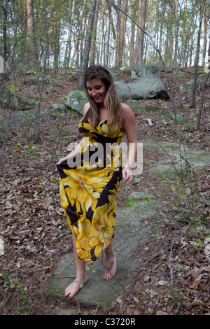 Hübsche Frau spazieren durch den Wald barfuß Stockfotografie - Alamy
