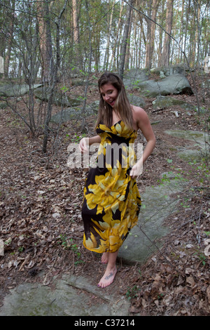 Hübsche Frau spazieren durch den Wald barfuß Stockfotografie - Alamy