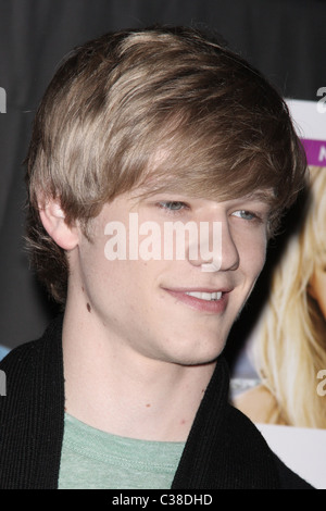 Lucas Till fördert den neuen Film "Hannah Montana: The Movie" mit einer ...