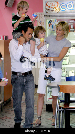 Quinn Stone und Sharon Stone Sharon Stone kauft Eis für ihre beiden ...