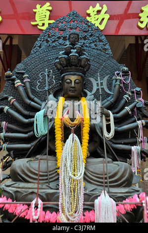 Statue der Kuan Yin, die Göttin der Barmherzigkeit Kuching Borneo ...