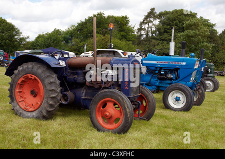Ein Jahrgang 1940 Ford Traktor Stockfotografie - Alamy