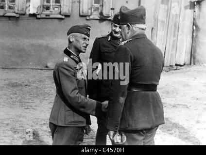 Hermann Hoth vergibt das Ritterkreuz an General Trierenberg, 1943 ...