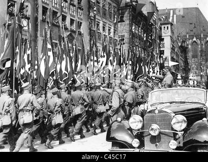 Parade der SA vor Adolf Hitler während der Rallye Nürnberg, 1938 ...