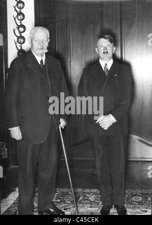 Hitler mit Hindenburg auf Gut Neudeck (Ostpreußen), 1934 ...