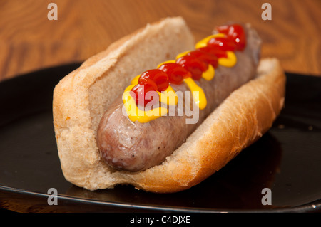 Bratwurst Wurst mit Brötchen und Senf auf einem Pappteller ...