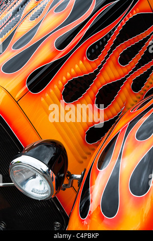 American Hot Rod mit Flammen Lackierung auf lila in der kleinen Stadt ...