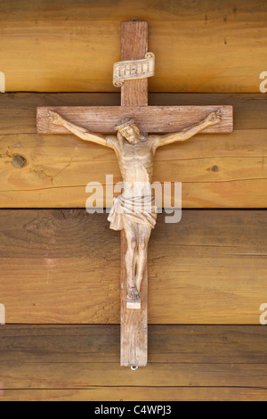 Holzkreuz mit der Kreuzigung Jesu Christi gegen den Himmel Stockfotografie - Alamy