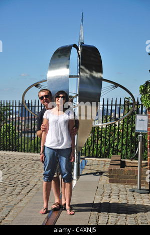 Touristen an der Nullmeridian Royal Observatory, Greenwich, London ...