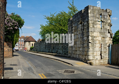 Blick auf Marygate in Richtung Marygate Tower Teil der Stadt Wände im ...