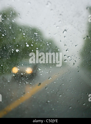Fahren bei Regen. Regen auf der Windschutzscheibe oder auf dem ...