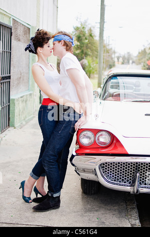 Romantische Pärchen stehen mit ihrem Auto. Junger Mann und Frau zu ...
