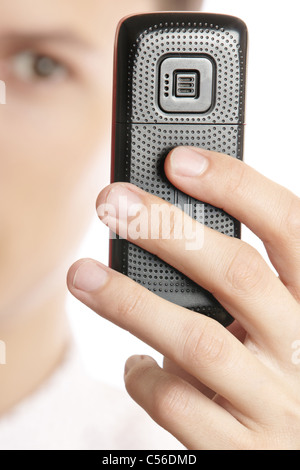 Unschärfe-Effekt bei männlicher Hand, die das Telefon hält. Mann, der ...