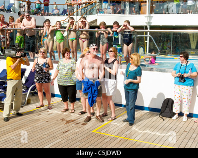 Mann, der beim Hairy Chest Contest auf dem Carnival-Kreuzfahrtschiff ...