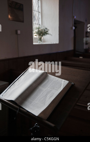 Die Heilige Schrift auf ein Rednerpult öffnen, um das Buch der ...