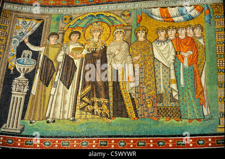 Die byzantinische Kaiserin Theodora. Byzantinischen Mosaiken in der Basilika von San Vitale 547 ...