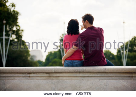 junges Paar zeigt. Hinten Sie Ansicht von. Hintere Ansicht Menschen ...