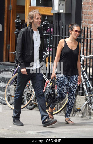 Andy Bell der Bassist der Rockband Oasis, mit seiner Frau Shiarra ...