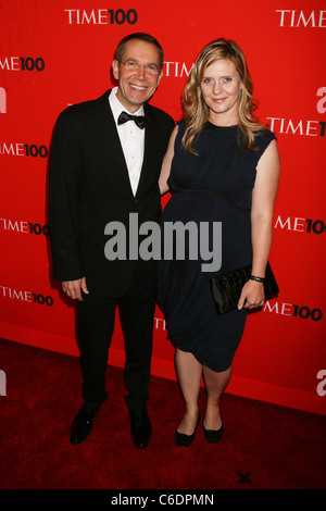 Jeff Koons mit seiner Frau Justine Wheeler Koons, seiner Mutter Gloria ...