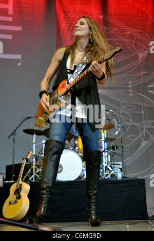 Emily Robison von Court Yard Hounds führt während Lilith Fair 2010 im ...