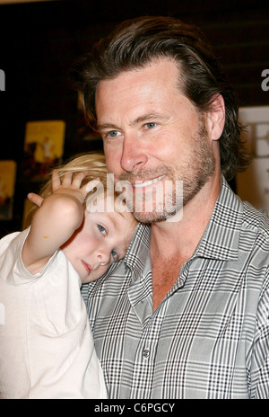Tori Spelling und Dean McDermott Tori Spelling Zeichen Kopien von ihrem ...