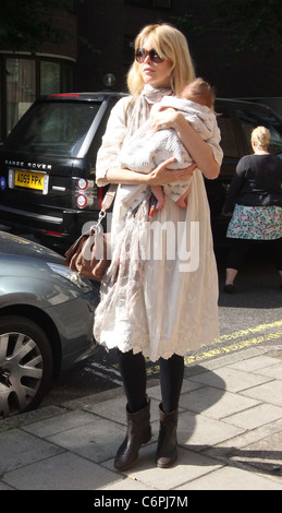 Claudia Schiffer trägt und über ihre kleine Tochter Cosima Violet ...