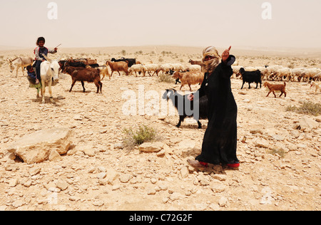 Israels Negev Wüste Beduinen-Frau in traditioneller Kleidung Stockfoto ...