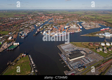 Luftaufnahme von Emden Hafen und der Altstadt entfernt, Emden ...