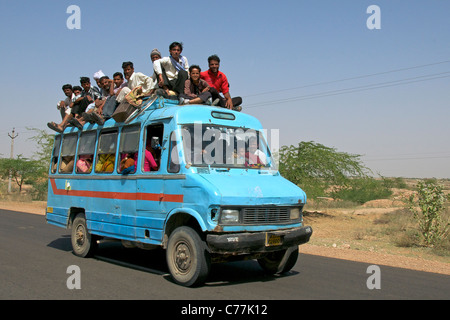 Überfüllte Passagierbus westlichen Rajasthan Indien Stockfotografie - Alamy