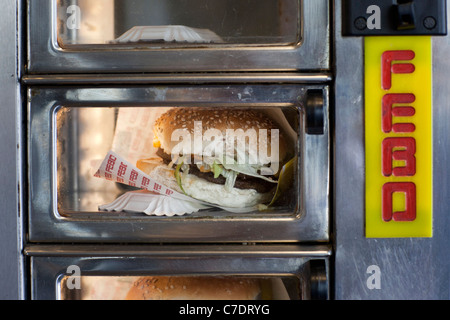 Automaten für warme Snacks in einem Febo-Shop, Amsterdam Stockfoto ...