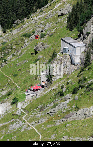 Triftbahn Seilbahn-Bergstation neben dem Triftwasser-Fluss. Schweiz ...
