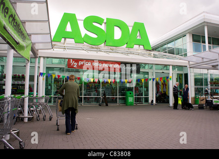 Asda Supermarkt store Eingang mit Wagen auf dem Parkplatz vor dem ...