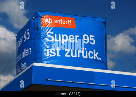 Aral-Tankstelle mit Benzin Super 95 Stockfotografie - Alamy