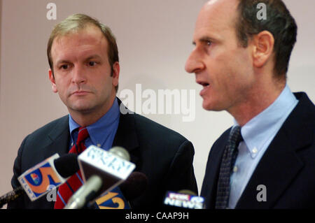 6. Januar 2004 - Cincinnati, Ohio, USA - Stadtrat PAT DEWINE (L ...