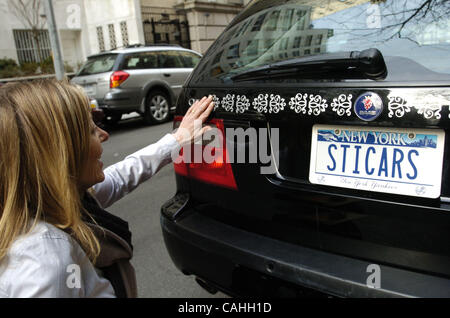 Wendy Slavin Anwendung Sticars zu ihrem Auto. Wendy Slavin und Erica ...